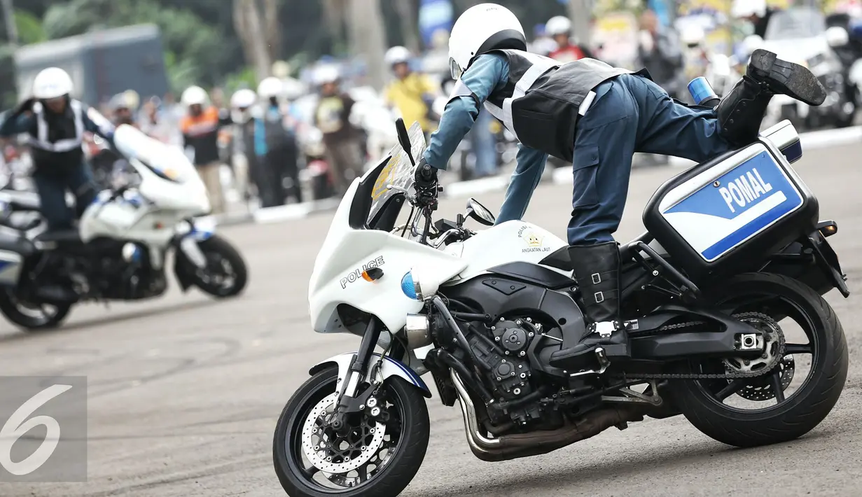 Atraksi Motor Gede Pomal TNI AL di HUT ke-70 - Foto Liputan6.com