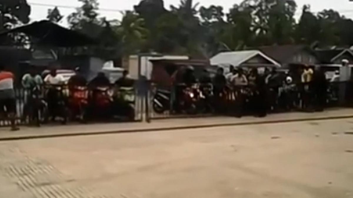 Viral! Kerasnya Perjuangan Mendapatkan BBM di Indonesia - Berita Otosia.com