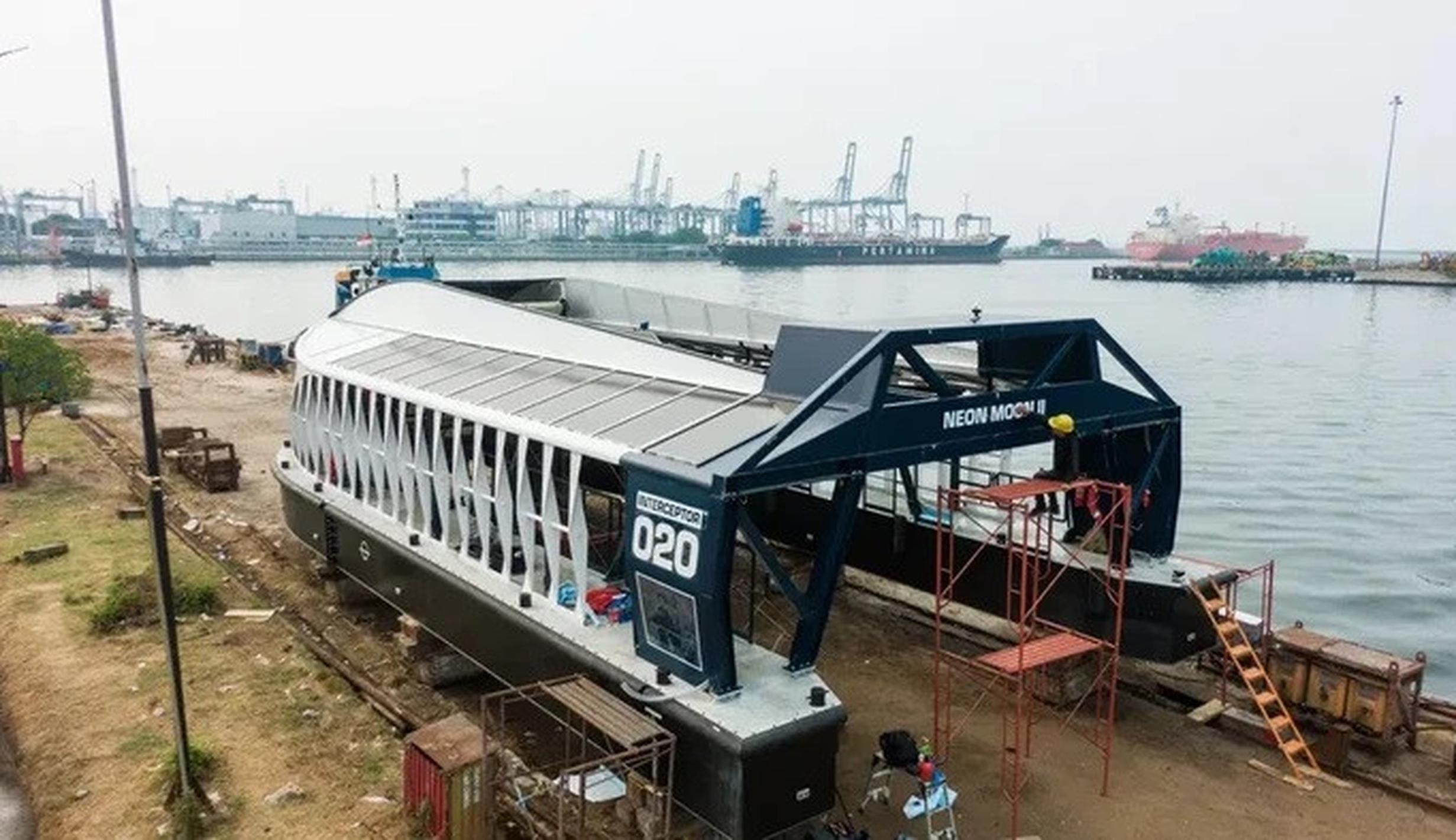 Potret Neon Moon II, Kapal Pembersih Sampah Donasi Coldplay di Sungai ...