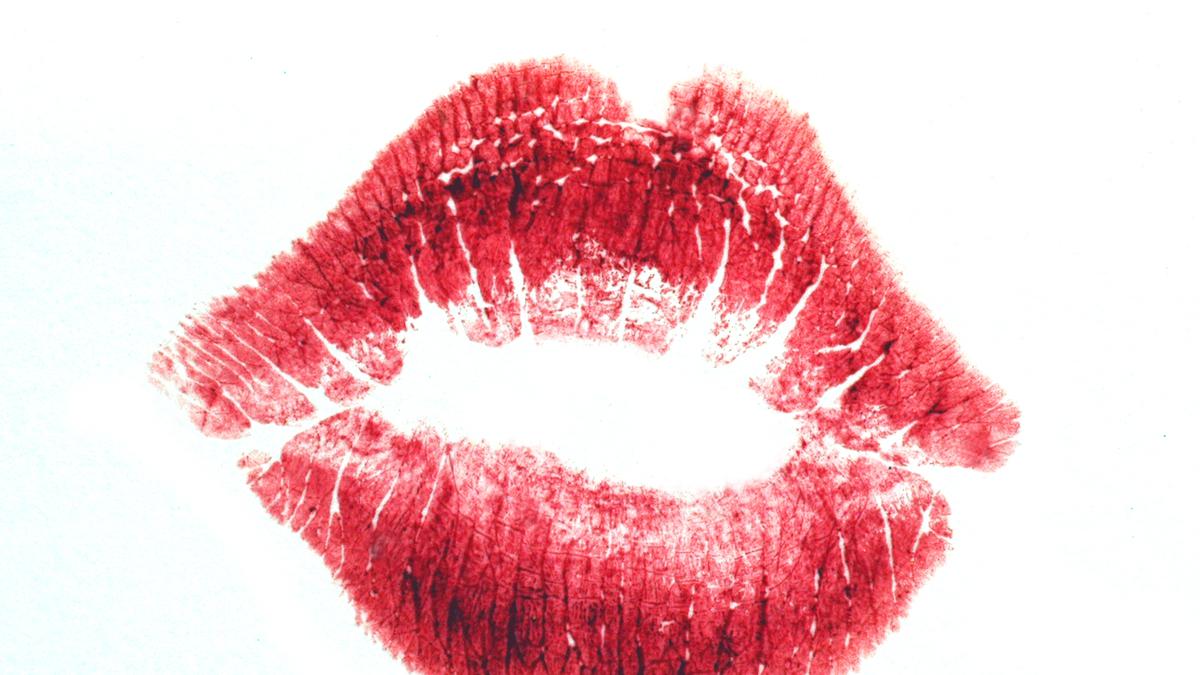 DIY: Spa Bibir dengan Baby Oil untuk Bersihkan Sisa Lipstik - Fashion ...