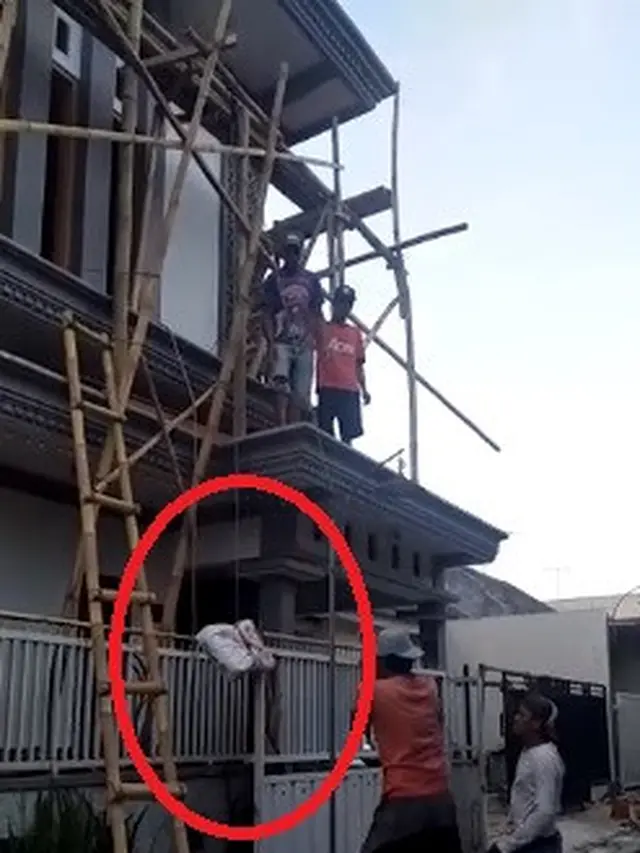 Unik Banget, Lihat Cara Tukang Ini Angkat Bahan Bangunan ke Lantai Dua ...