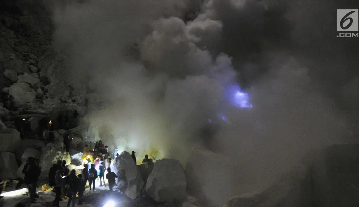 FOTO: Fenomena Alam Blue Fire Jadi Daya Tarik Wisatawan - Foto Liputan6.com