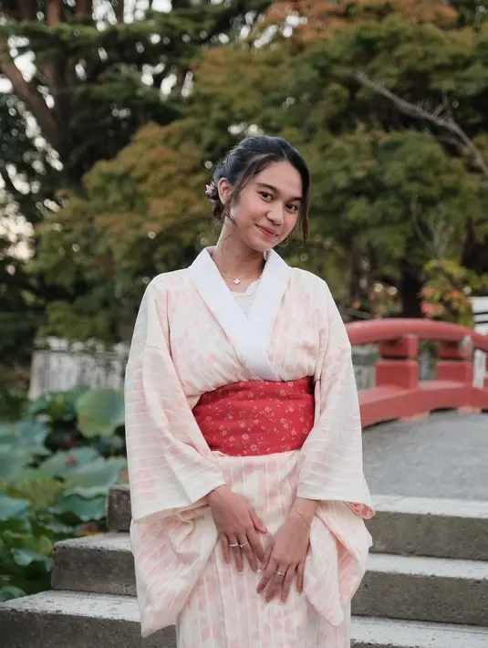 10 Potret Azizah Salsha Pakai Kimono di Jepang, Vibes-nya Mirip Warga Lokal - Photo Fimela.com