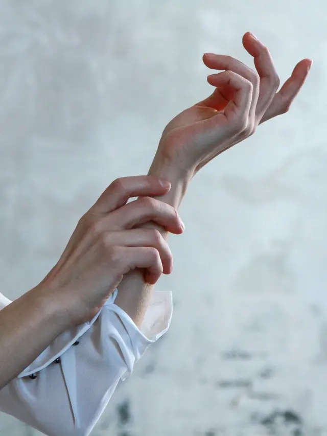 Cara Memberikan Pertolongan Pertama pada Cedera Pergelangan Tangan ...