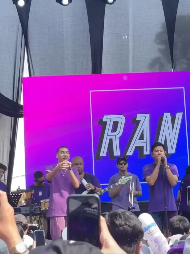 6 Potret RAN Manggung di Senayan Pakai Outfit Ungu, Nyanyi Pandangan ...