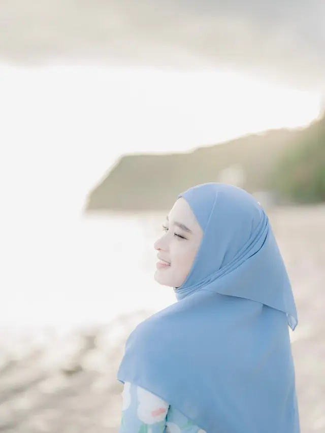 Potret Inara Rusli Konsisten Pakai Hijab Syari saat ke Pantai, Tetap ...
