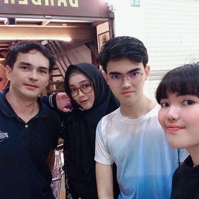 6 Potret Aqshal Ilham, Putra Teddy Syah dan Mendiang Rina Gunawan yang ...