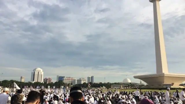 Monas Memutih, Peserta Reuni Aksi 212 Nyanyikan Indonesia Raya - News ...