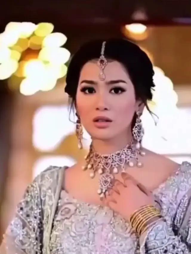 6 Potret Bunga Zainal Pakai Lehenga, Gayanya Bak Pengantin India - Hot ...