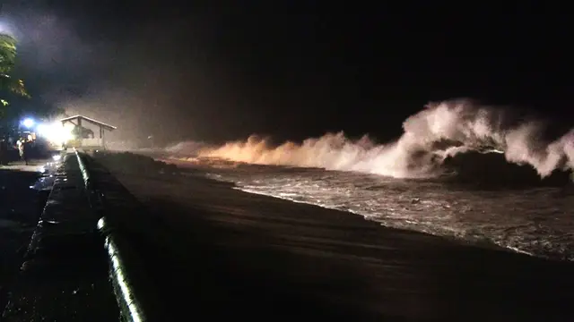 Gulungan Ombak Ganas Bikin Warga Kampung Nelayan Ini Sulit Tidur ...