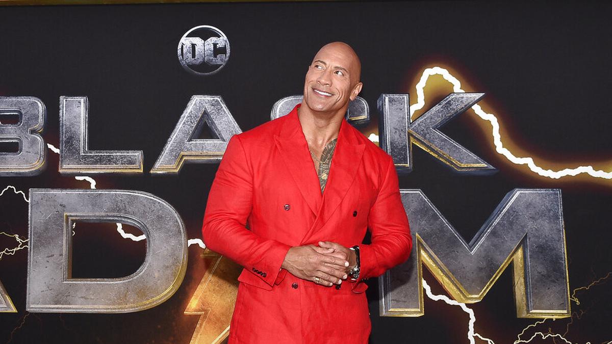 Dwayne Johnson Tampil Mencolok di Premier Black Adam, Merah-Merah bak ...