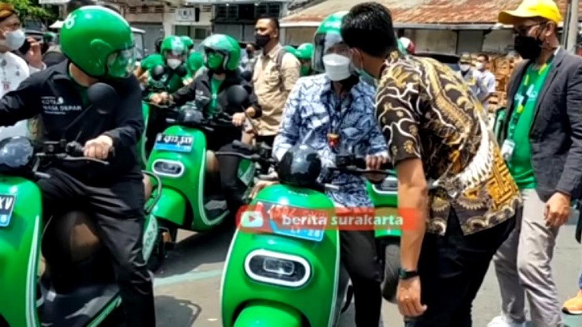 Keliling Solo Naik Motor Listrik, Gibran Ogah Dikawal Voorijder ...