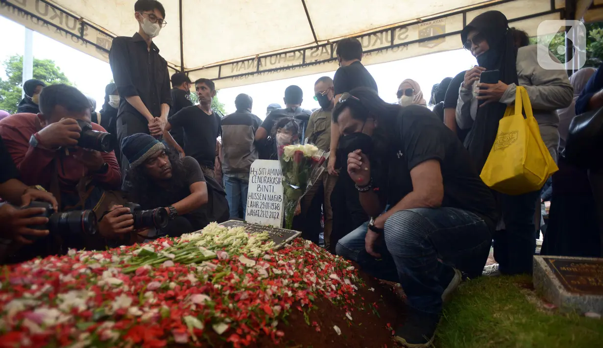 Duka Adam Jagwani di Pemakaman Mak Nyak Si Doel - Foto Liputan6.com