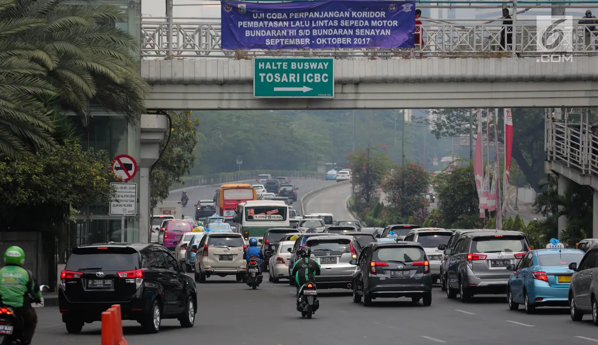 PHOTO: Pemprov DKI Mulai Pasang Spanduk Sosialisasi Pembatasan Sepeda ...
