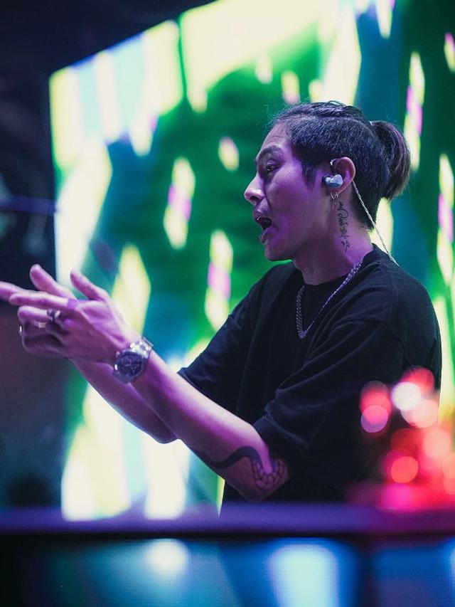 Gaya Rambut DJ Panda dengan Potongan Man Bun Undercut yang Jadi Ciri Khas