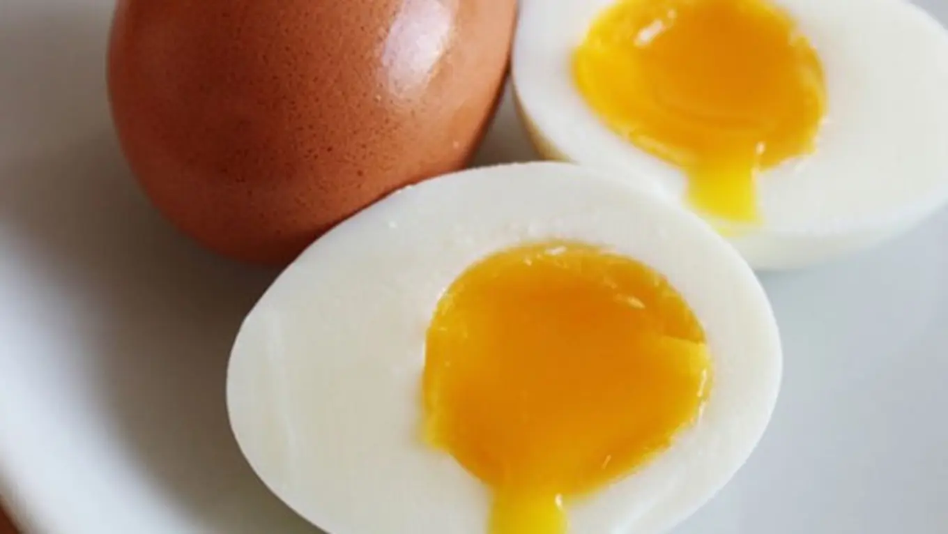 Tips Praktis Kupas Telur Rebus Setengah Matang - Lifestyle Fimela.com