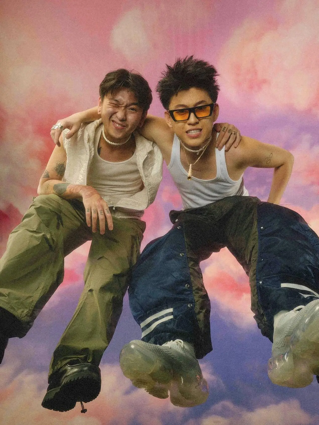 6 Potret Roy CDC Kakak Rich Brian, Member Baru Weird Genius Gantikan ...