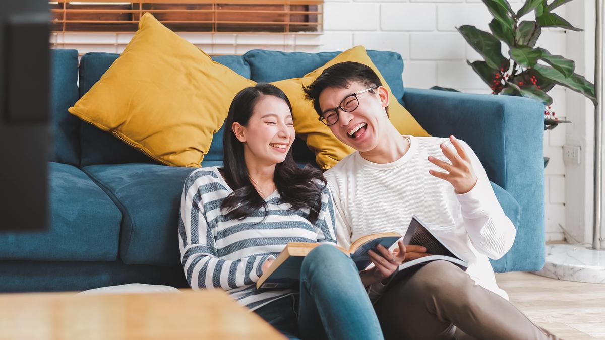 5 Pasangan Zodiak yang Tidak Pernah Kehabisan Bahan Obrolan - Relationship Fimela.com