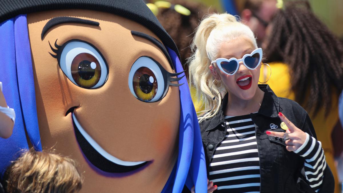 Christina Aguilera Tampil Modis di Premier Film The Emoji Movie - Foto ...