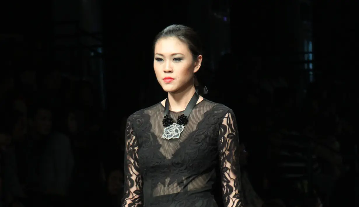 Barli Asmara, Hitam - Photo Fimela.com