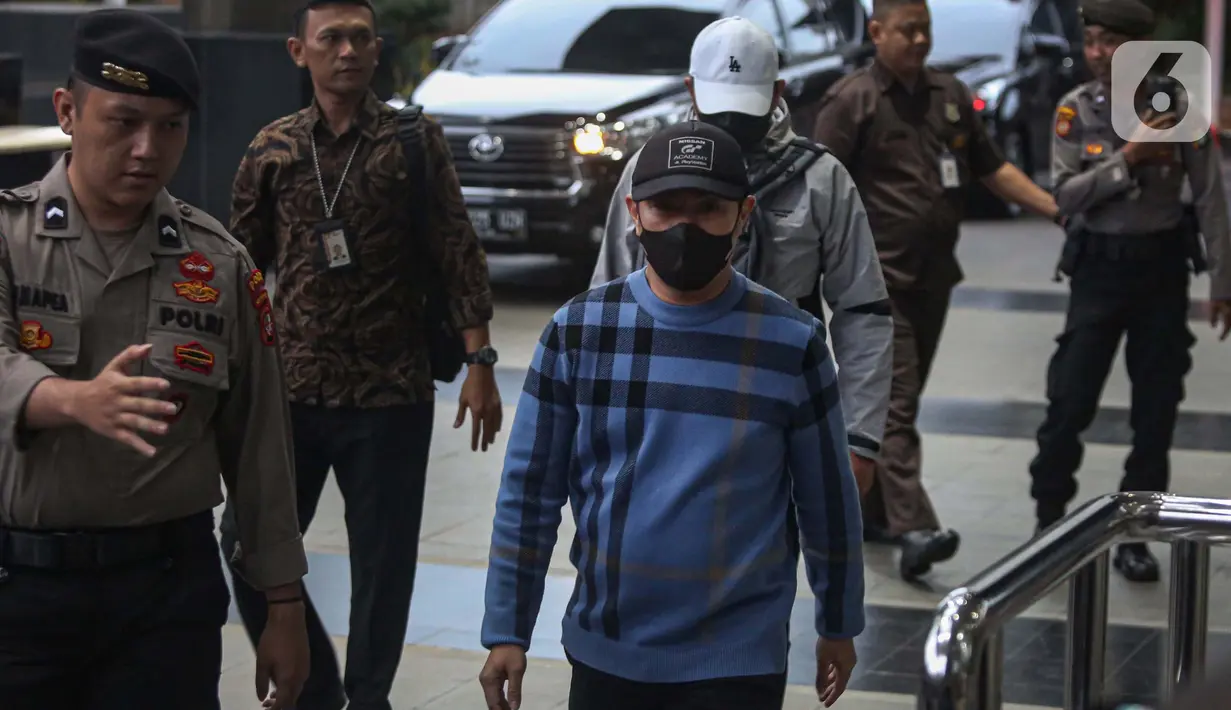 Terjaring OTT, Pj Wali Kota Pekanbaru Risnandar Mahiwa dan Sekda Indra Pomi Nasution Digelandang ...