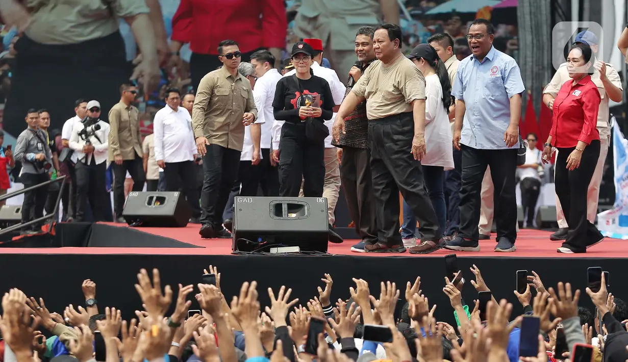 Hadir pada Perayaan Hari Buruh Internasional 2025 di Monas, Presiden Prabowo Lepas Kemeja - Foto ...
