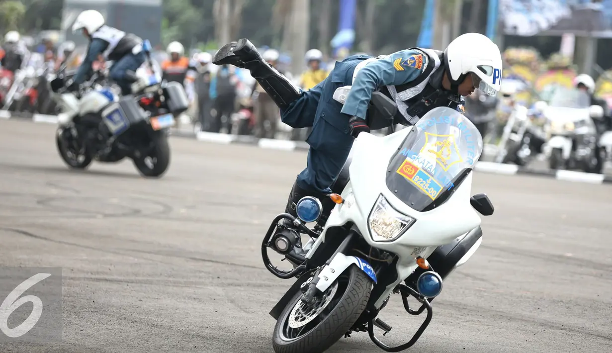 Atraksi Motor Gede Pomal TNI AL di HUT ke-70 - Foto Liputan6.com