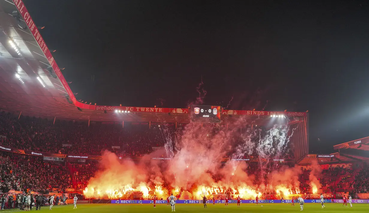 Foto: Pyro Show Menakjubkan dari Fans FC Twente di Liga Europa, Mees ...
