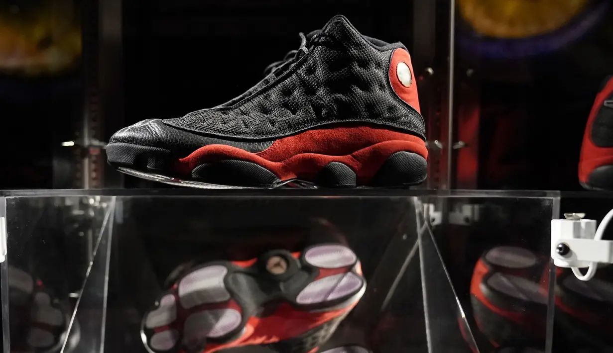 Sepatu Kets Michael Jordan Pecahkan Rekor Lelang, Laku Terjual Rp 33 ...