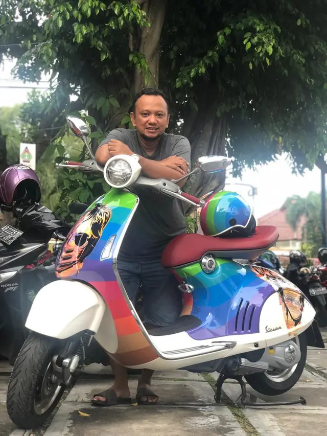 Unik, Gambar John Lennon Hiasi Motor Vespa Promotor Musik Anas Syahrul ...