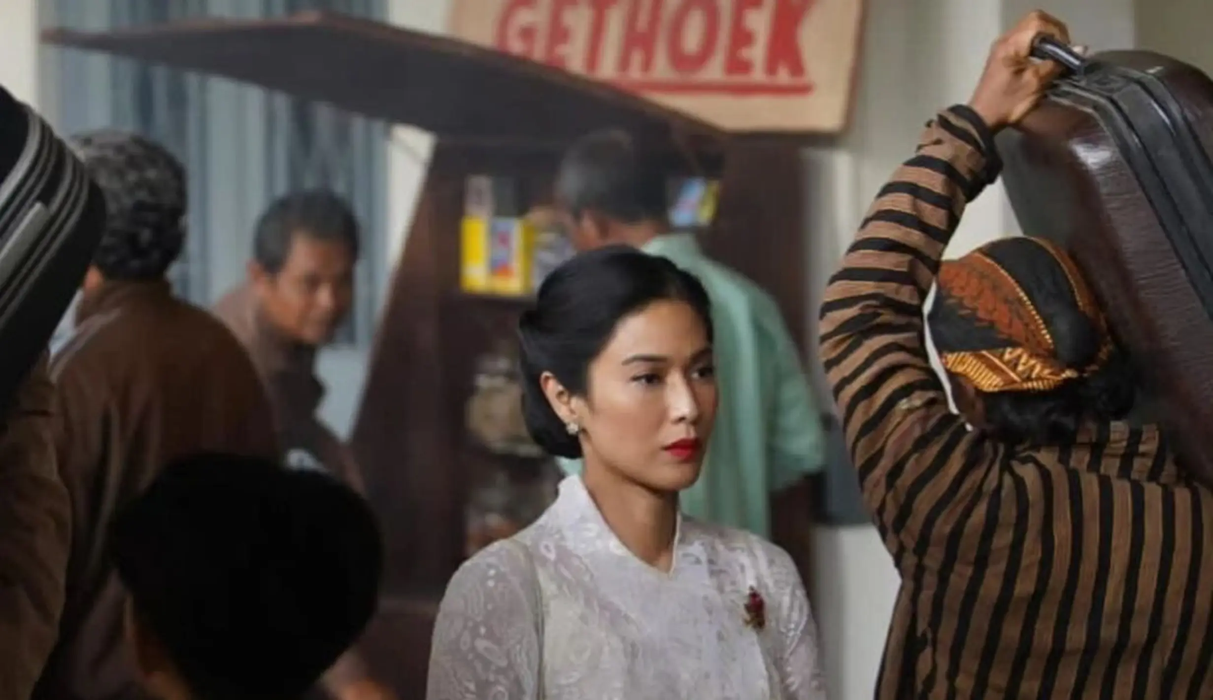 8 Model Kebaya Dian Sastrowardoyo yang Tampil Fearless Saat Perankan Dasiyah di Gadis Kretek ...