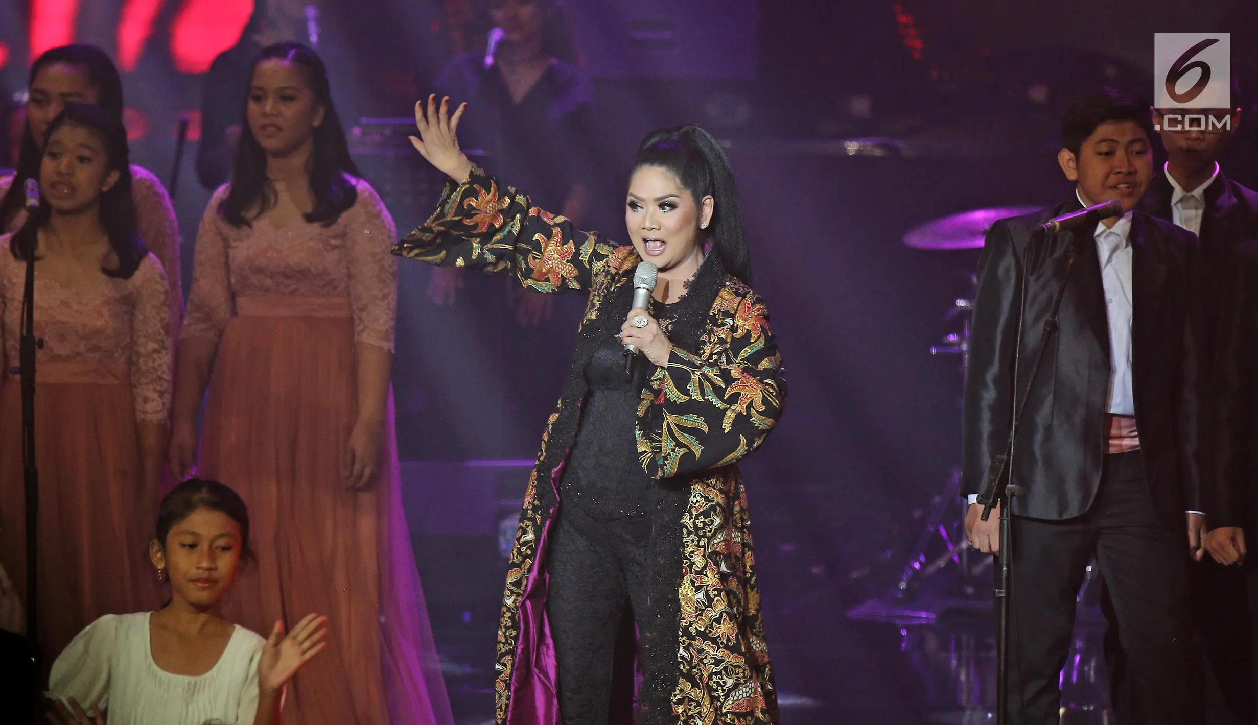 PHOTO: Konser Vina Panduwinata, Bius Penggemarnya di Balai Sarbini ...