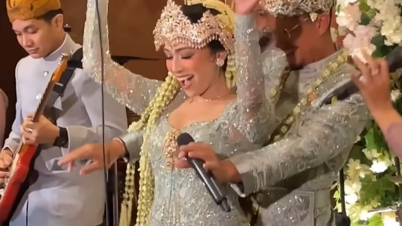 Joget Mesra Angga 'Maliq & D'Essentials dan Dewi Andarini Masih dengan ...