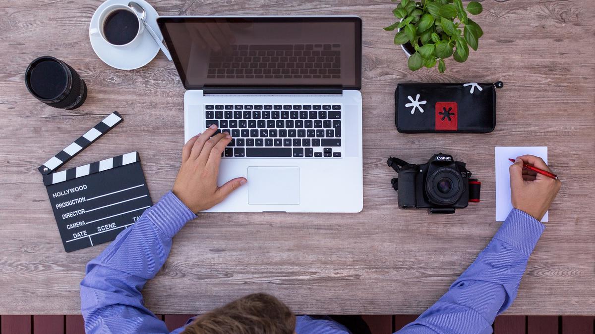 Produser adalah Orang yang Memproduksi Film, Ketahui Fungsinya