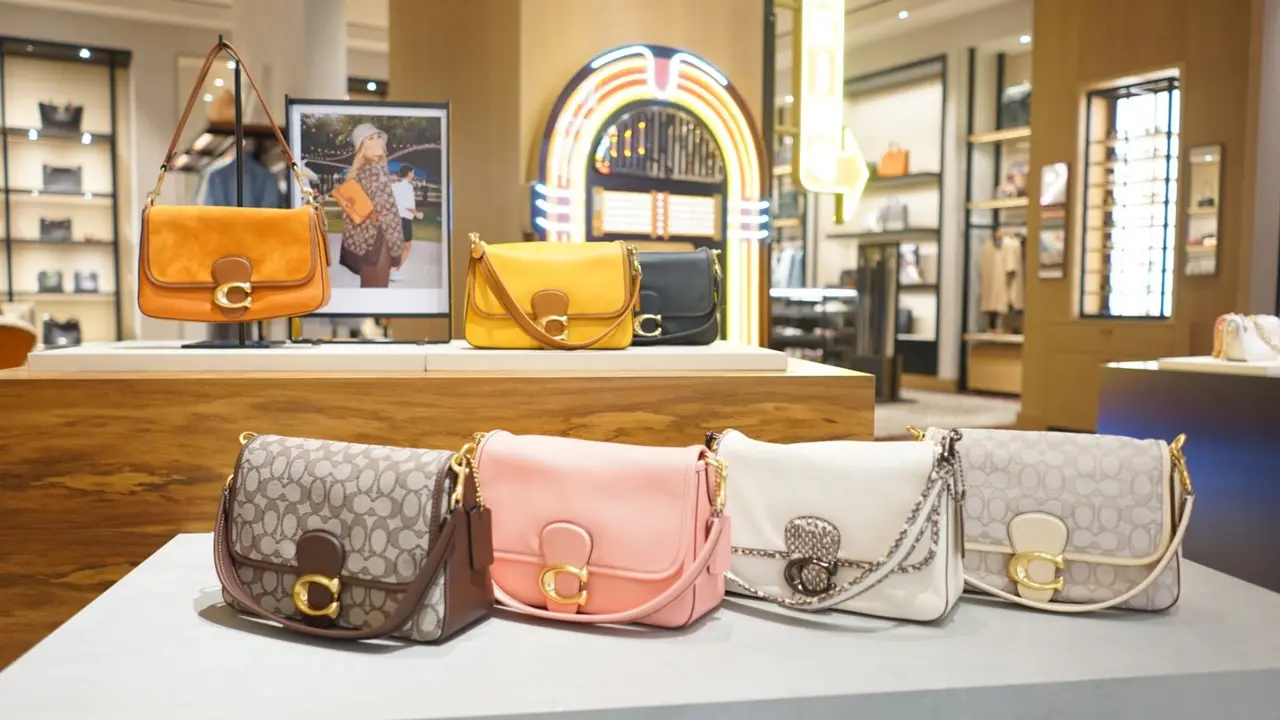 Ketika Ornamen Kota New York dan Bajaj Jakarta Berpadu di Butik Coach ...