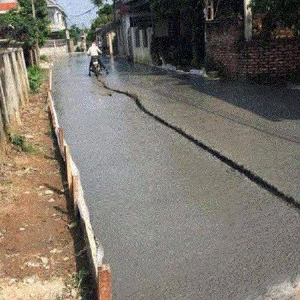 6 Potret Kendaraan Menerobos Cor Basah yang Bikin Kontraktor Jalan ...