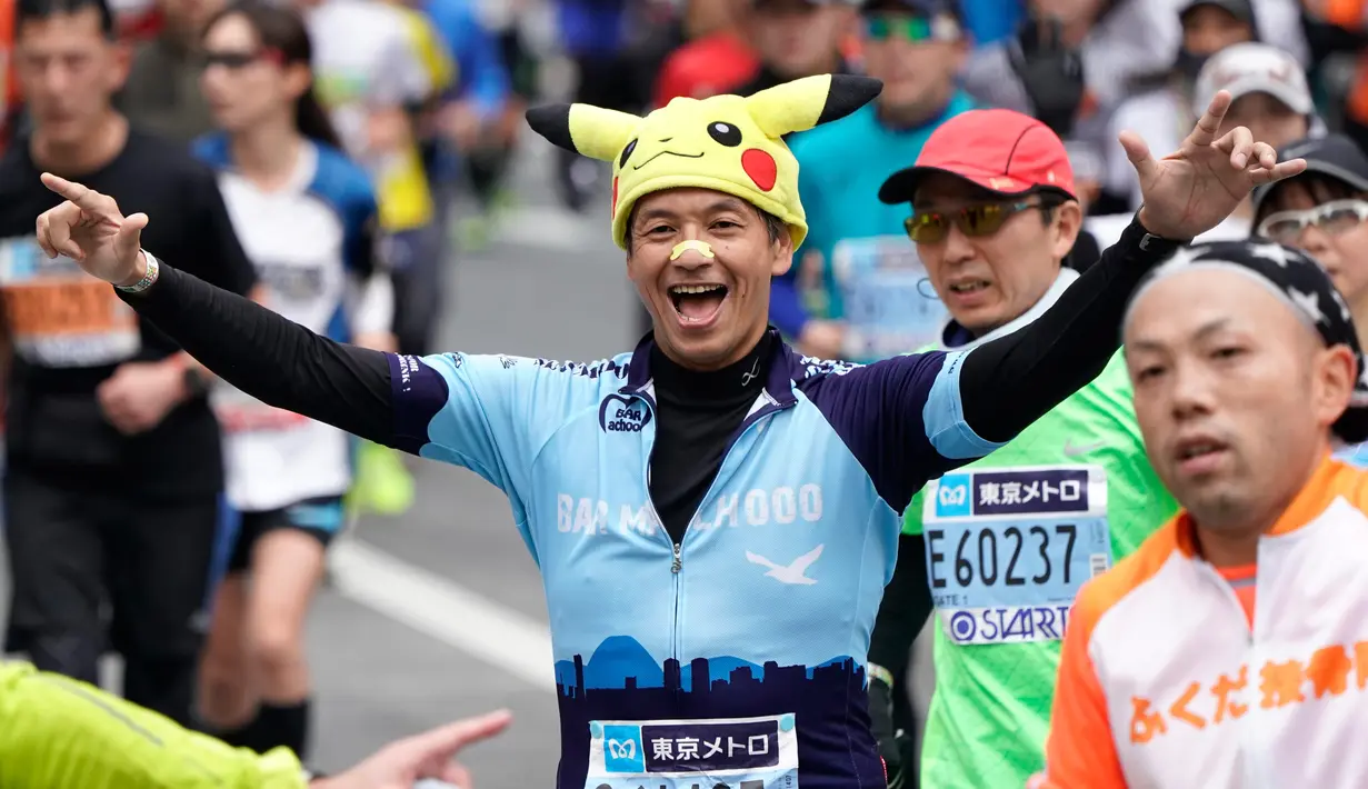 FOTO: Beradu Kostum Unik di Tokyo Marathon - Foto Liputan6.com