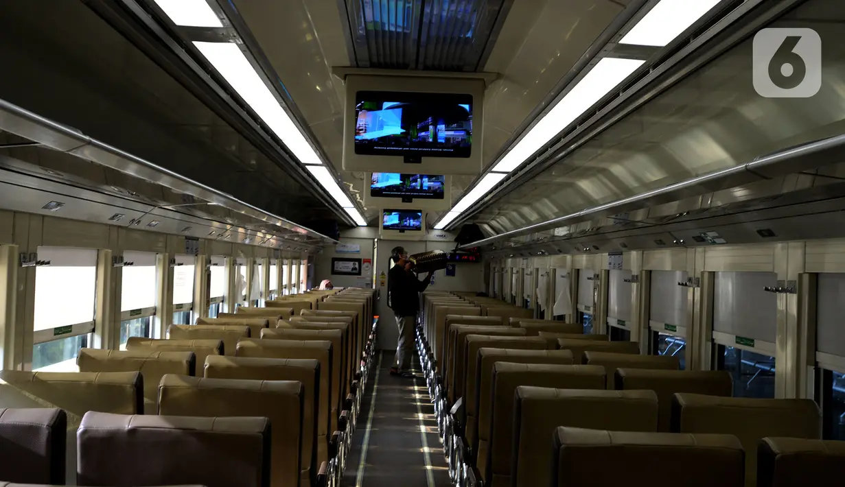 FOTO: Kereta Api Luar Biasa Mulai Beroperasi - Foto Liputan6.com