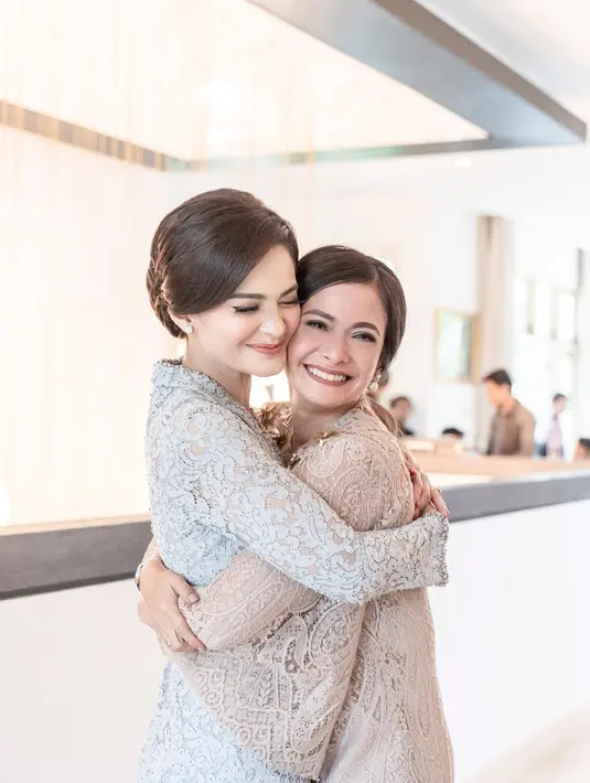 6 Potret Gaya Kompaknya Bestie Ersa Mayori dan Cut Tari yang Sering Dibilang Kembar Saking ...