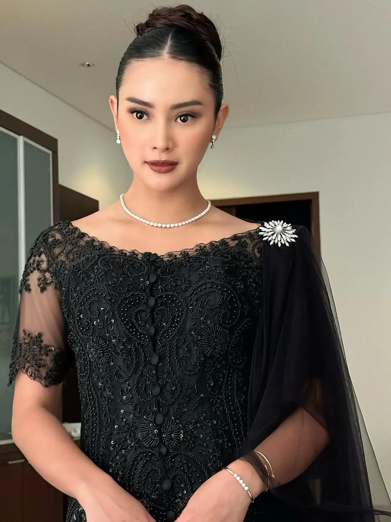 5 Inspirasi Model Kebaya Modern Ala Devina Kirana, Anggun dengan Pilihan Warna Cerah - Hot ...