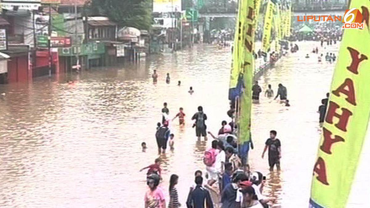 VIDEO: Banjir Putuskan Jalan Tebet, Lintasi Jalur Alternatif Ini - News ...