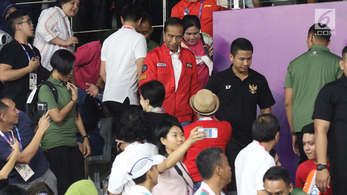 FOTO: Bergaya Kasual, Jokowi Saksikan Final Bulu Tangkis Beregu Putra Asian Games 2018 - Foto ...