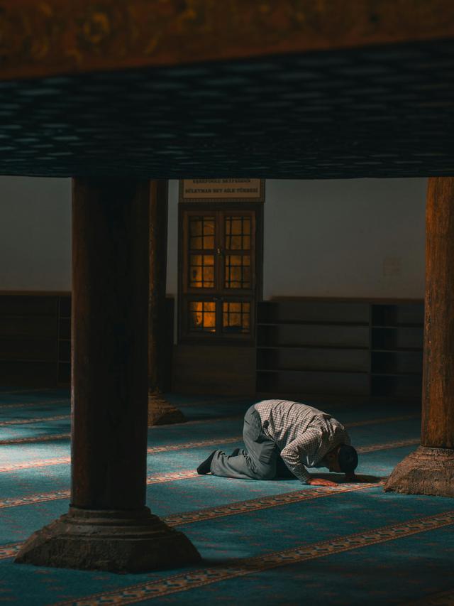 Tata Cara Sholat Hajat Lengkap Beserta Bacaan Niat & Doanya