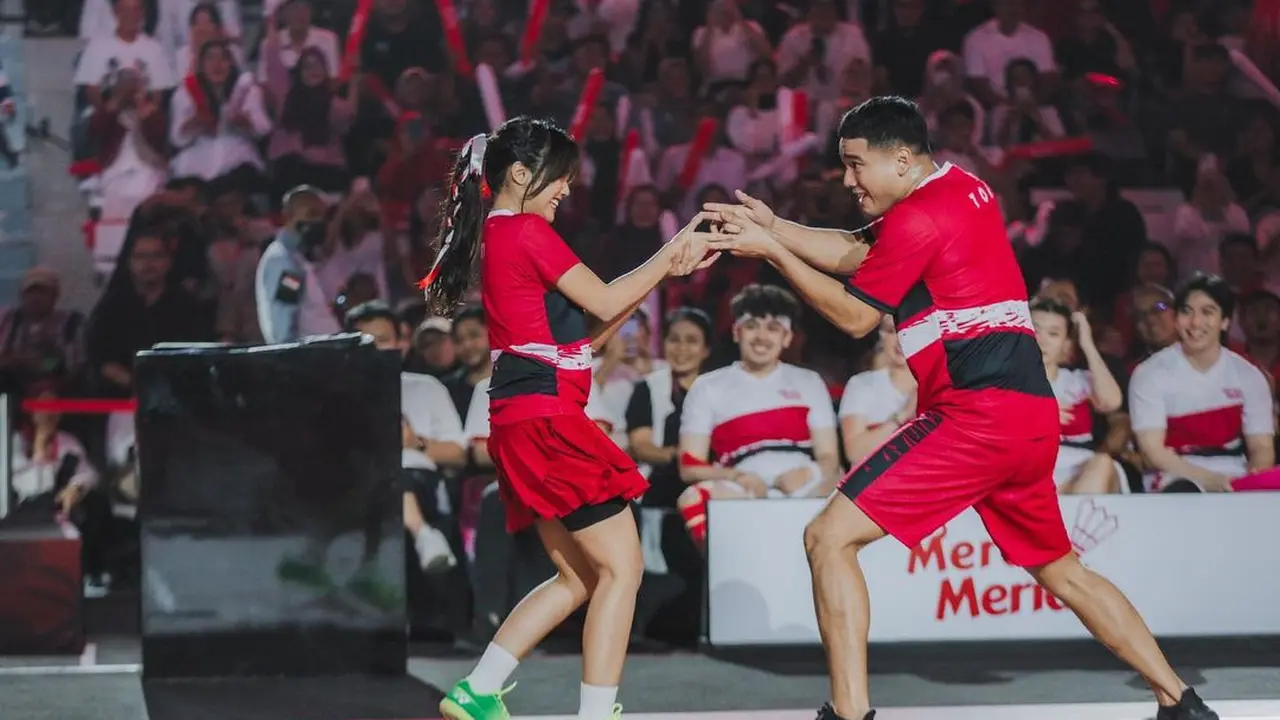 7 Potret Kompaknya Fuji dan Fadly Faisal Tampil Satu Tim Main Badminton ...