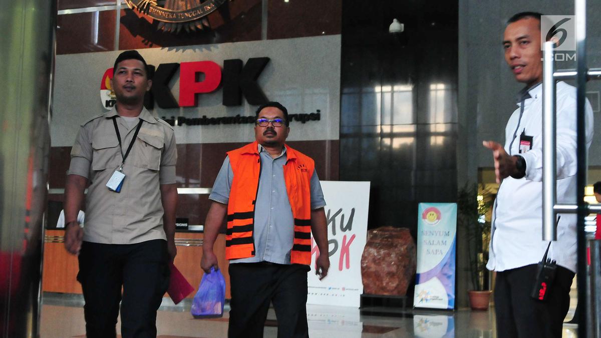 PHOTO: Usai Jalani Pemeriksaan, Dirut PDAM Bandarmasih Bungkam - Foto ...