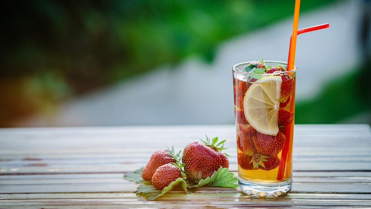 Resep Strawberry Iced Tea untuk Menyegarkan Hari - Food Fimela.com