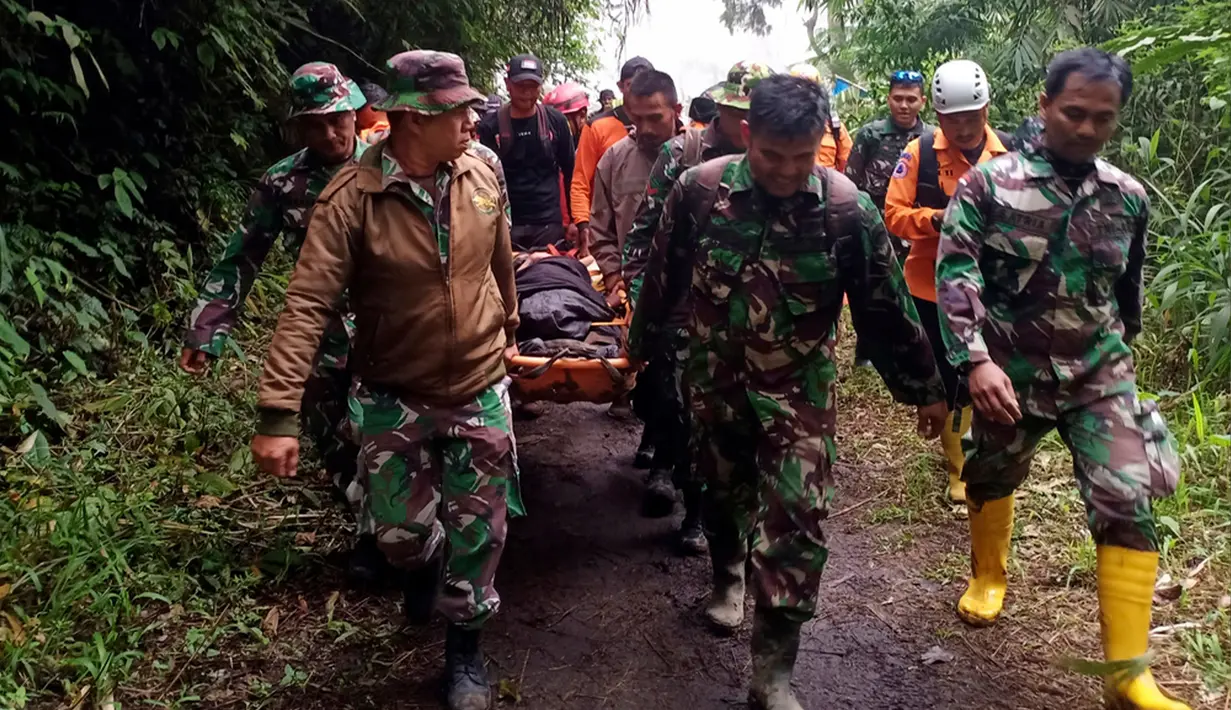 Proses Evakuasi Para Pendaki Korban Erupsi Gunung Marapi - Foto ...