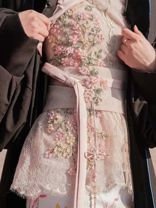 6 Potret Kebaya Wisuda Xaviera Putri, Diberi Sentuhan Bunga Indonesia ...