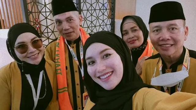 Umrah Bareng Keluarga, Intip 9 Potret Ayu Ting Ting yang Cantik Berhijab - Entertainment Fimela.com