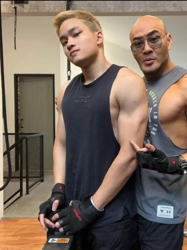 7 Potret Terbaru Deddy Corbuzier yang Makin Kekar, Dagunya Jadi Sorotan ...